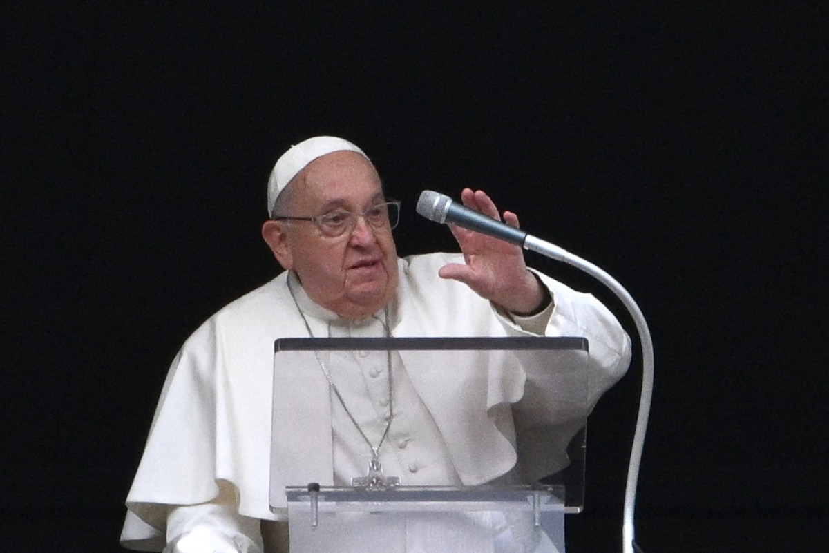 El papa se cae y sufre una contusión en un brazo, pero sin fractura ...