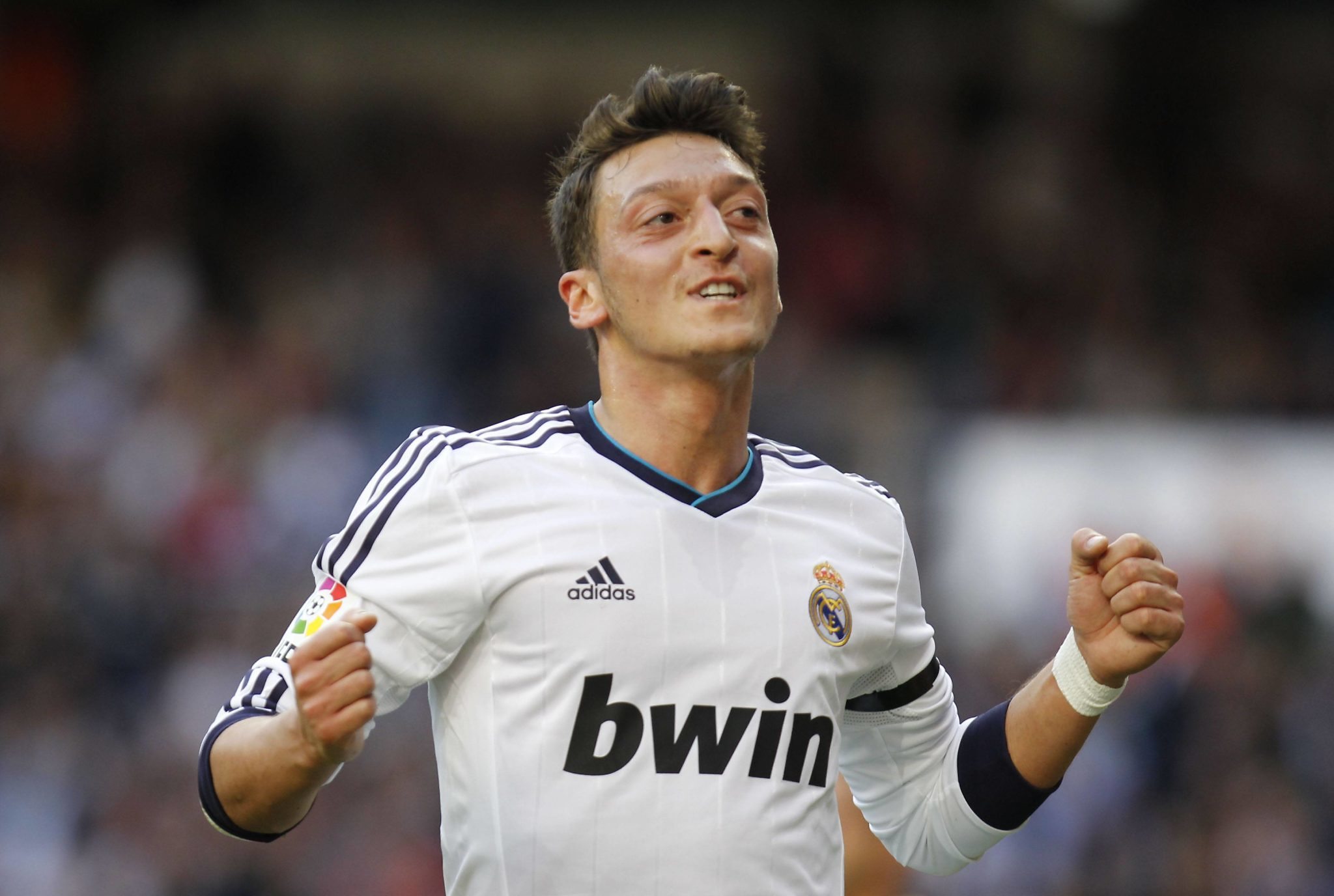 Exestrella del Real Madrid, Mesut Özil, entra a la cancha de la ...