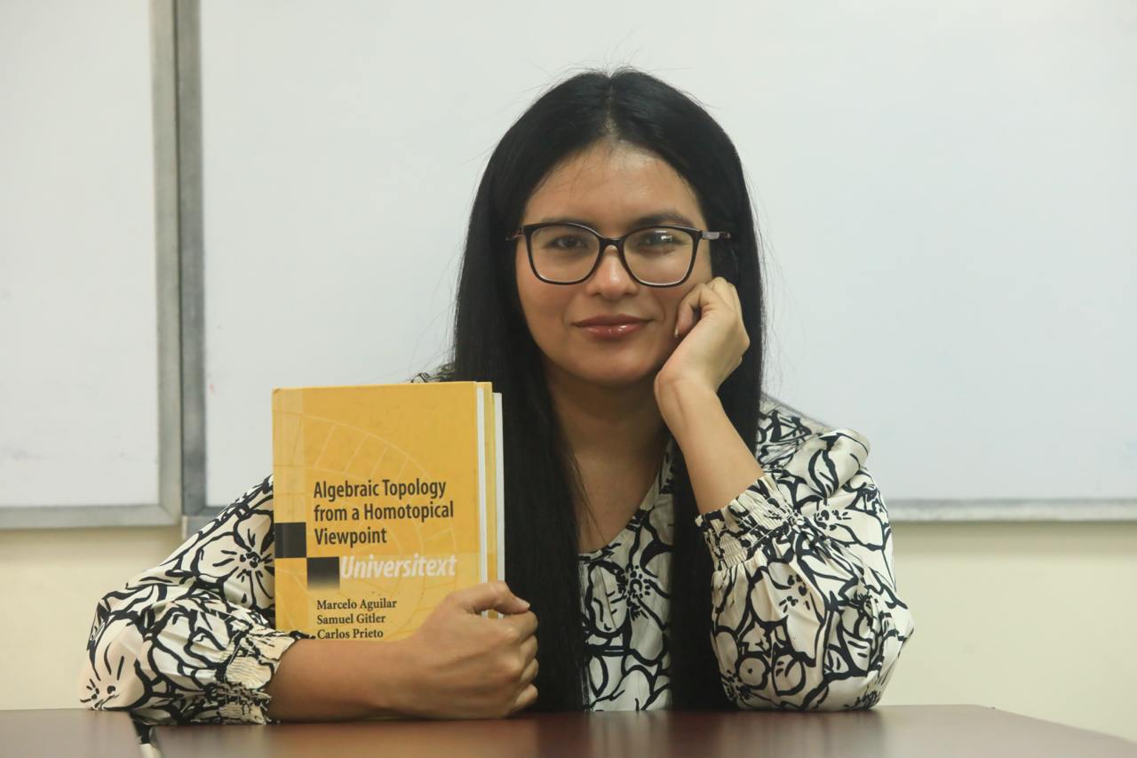 Íngrid Martínez es la primera mujer que obtiene el título de doctora en ...