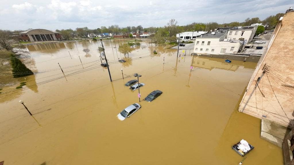 Mueren un niño y una mujer tras quedar atrapados en una inundación en ...