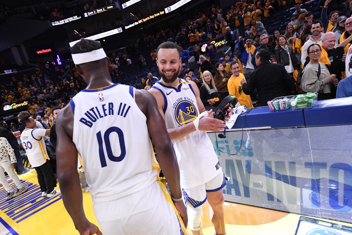 Curry lleva a los Warriors a playoffs en un feroz repechaje ante ...