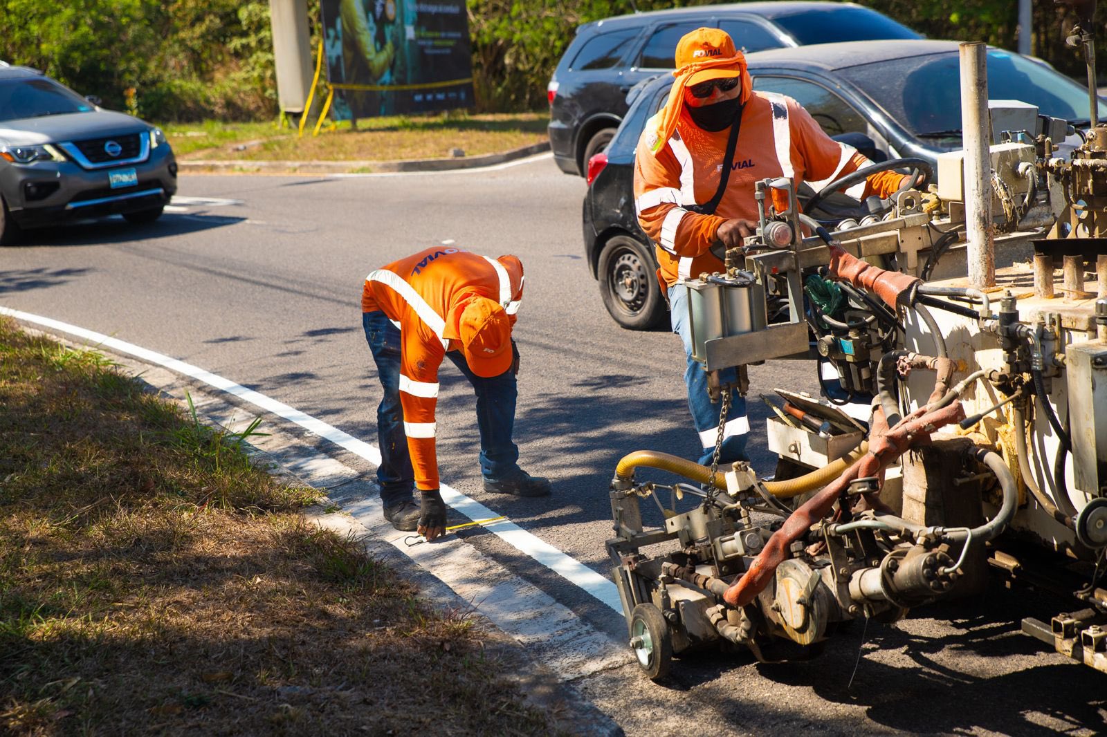 El Fovial señaliza las calles en el bulevar Luis Poma, en San Salvador ...