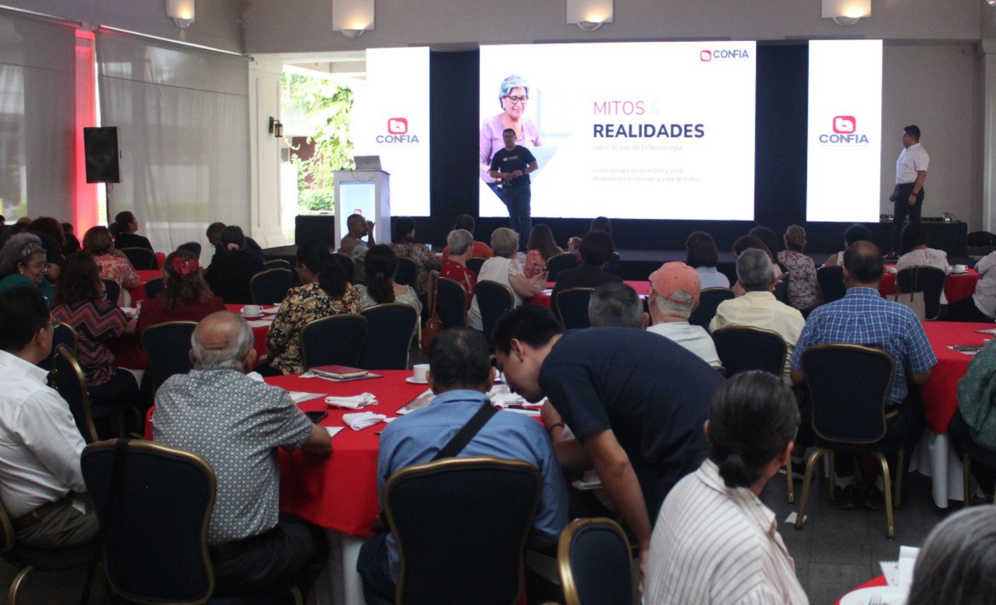 AFP CONFIA impulsa el uso de nuevas tecnologías entre sus pensionados ...