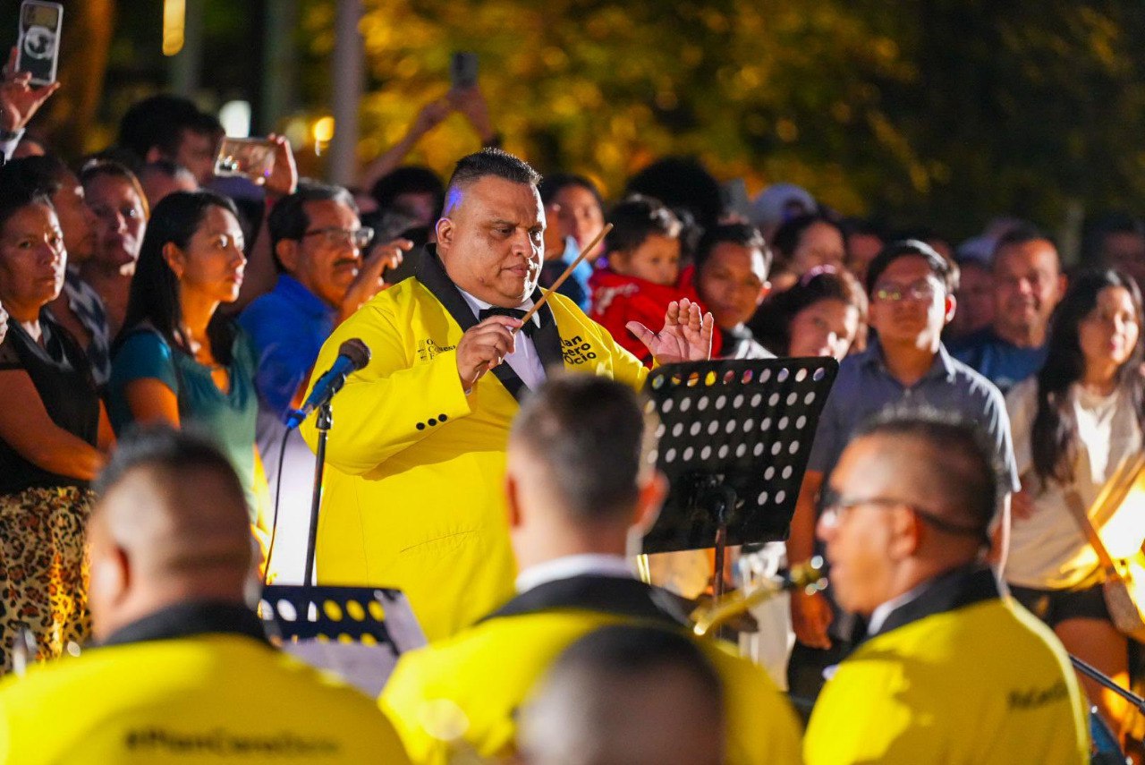Banda Color Esperanza presenta su espectáculo en el Centro Histórico de ...