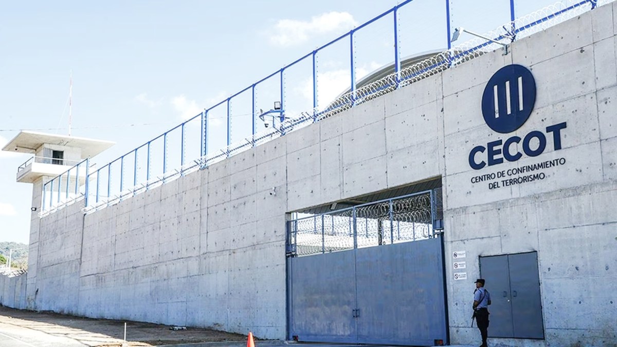 Perú evalúa negociar envío de presos extranjeros al Cecot de El ...