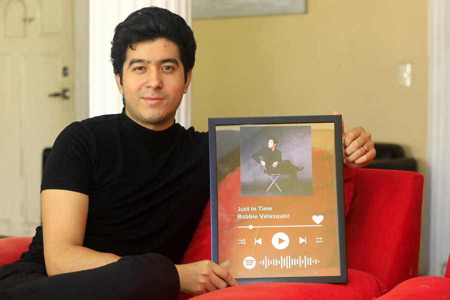 Robbie Velásquez lanza «Just in Time» – Diario El Salvador