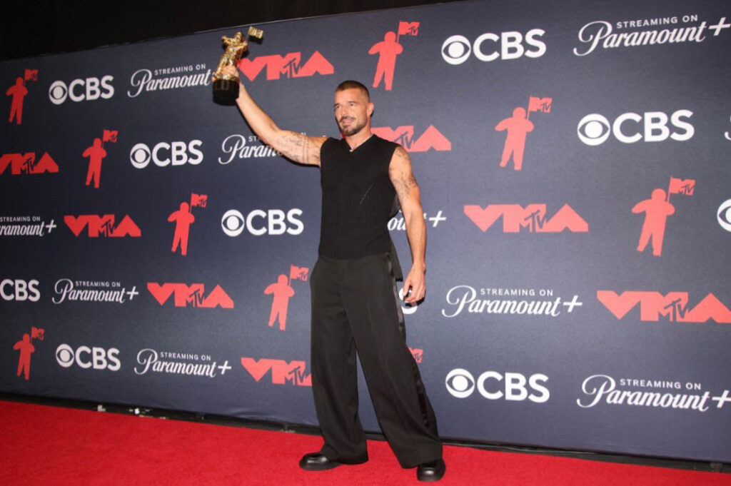 Ricky Martin es el primer artista en recibir el premio «Latin Icon» en ...
