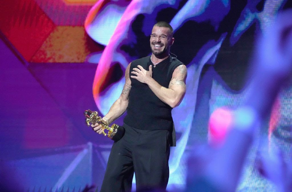 Ricky Martin es el primer artista en recibir el premio «Latin Icon» en ...