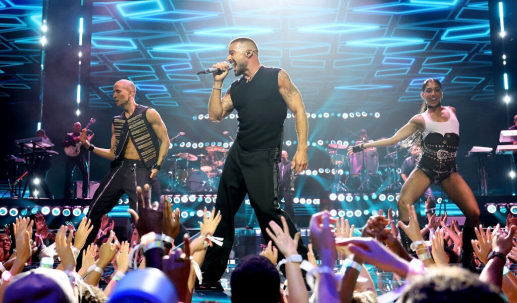 Ricky Martin es el primer artista en recibir el premio «Latin Icon» en ...