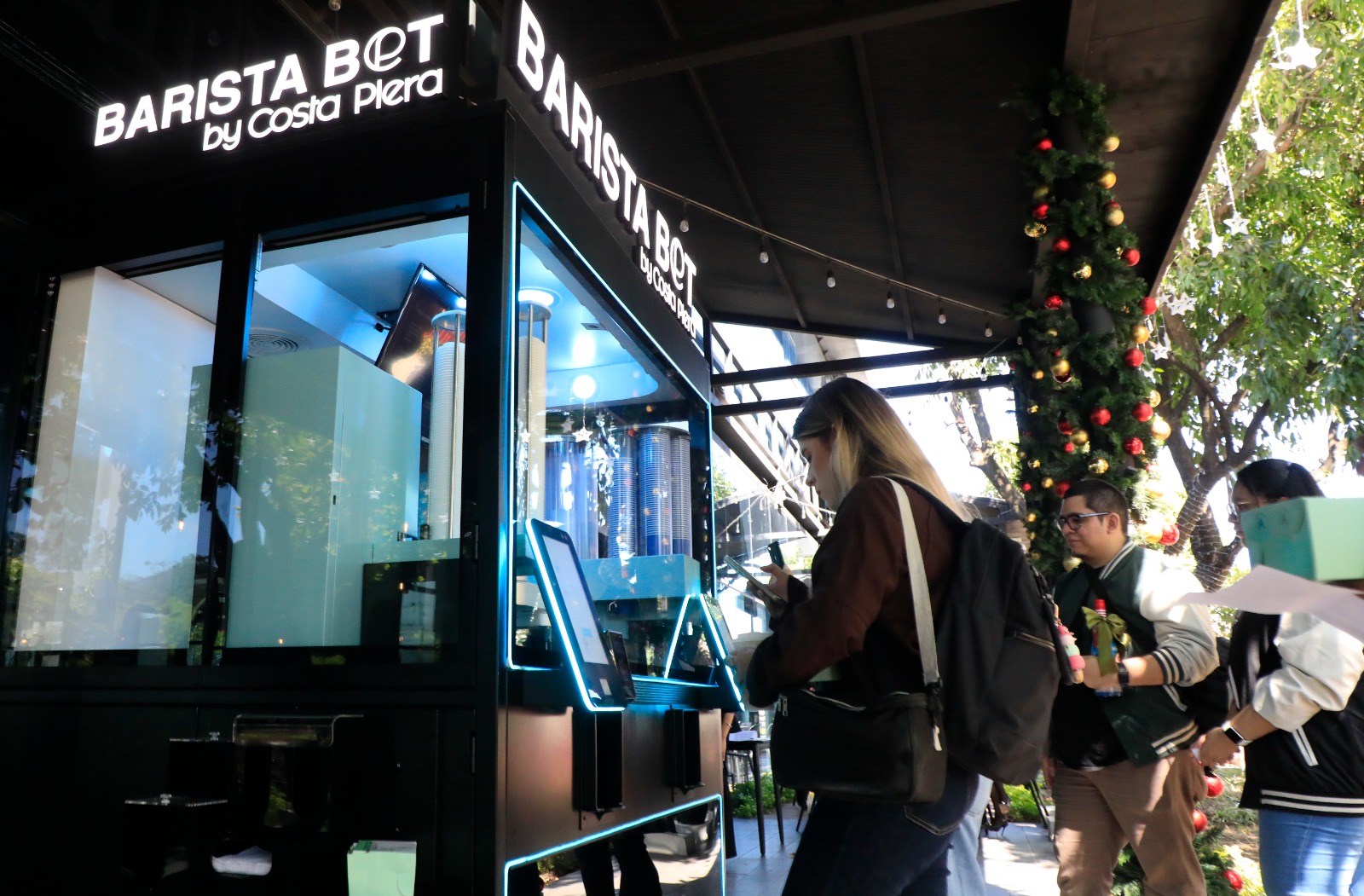 Costa Piera presenta primer robot barista en El Salvador - Diario El ...