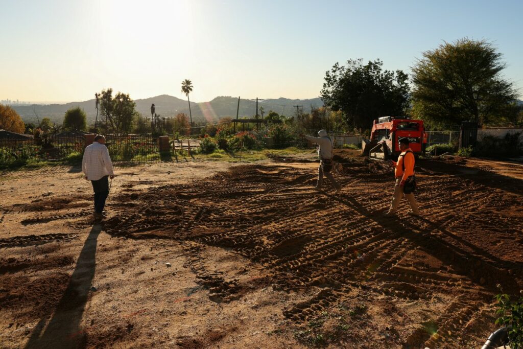 A un año de los incendios de Los Ángeles, sobrevivientes sufren para ...