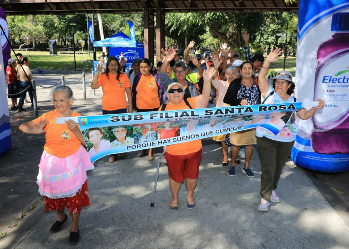 Más de mil personas participaron en la caminata de abuelos y nietos 2026 - Diario El Salvador