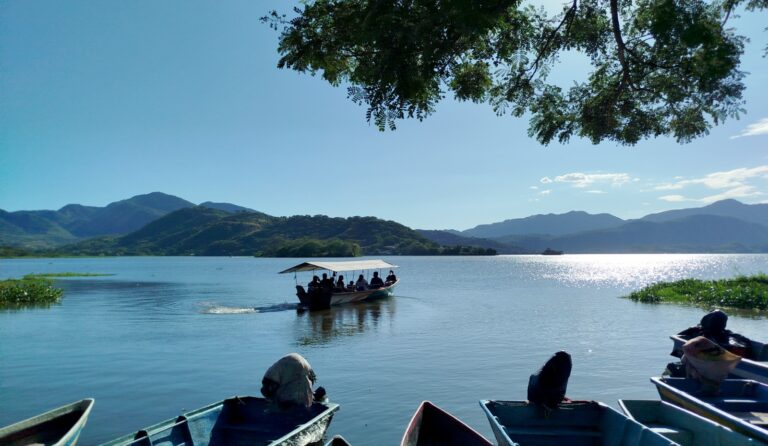La laguna de Olomega, ideal para disfrutar sus aguas apacibles - Diario ...
