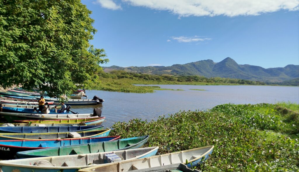 La laguna de Olomega, ideal para disfrutar sus aguas apacibles - Diario ...